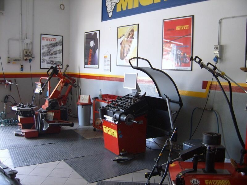 Jant ve lastikçiler Pneusoro Srl, Sardunya, foto