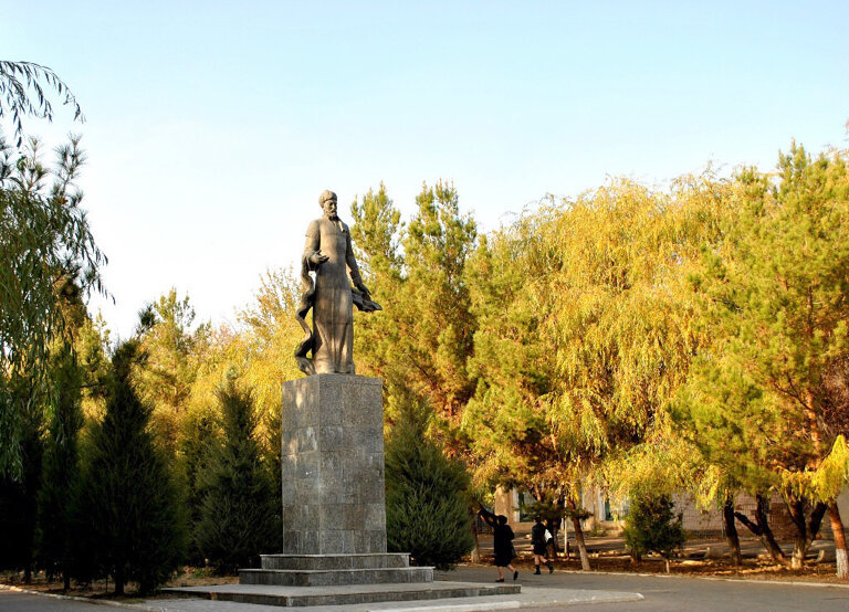 Anıt, heykel Alisher Navoi, Çırçık, foto