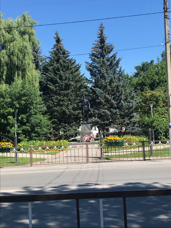 Anıt, heykel Н.А. Щорс, Uneça, foto