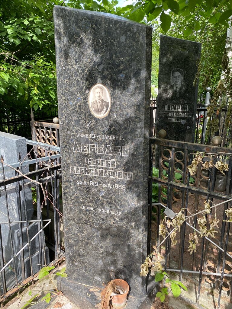 Ünlü kişilerin mezarları Инженер-полковник Лебедев Сергей Александрович, Kazan, foto