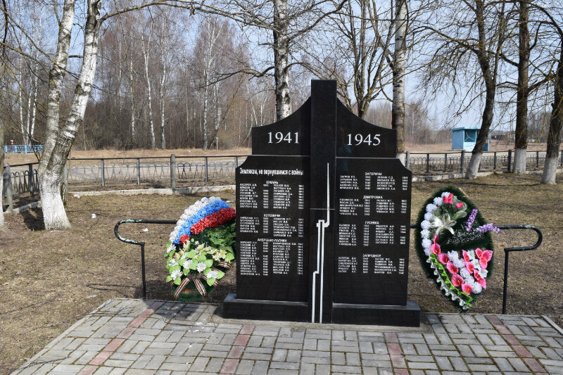 Anıt, heykel Односельчанам, погибшим в Великой Отечественной войне, Kalujskaya oblastı, foto