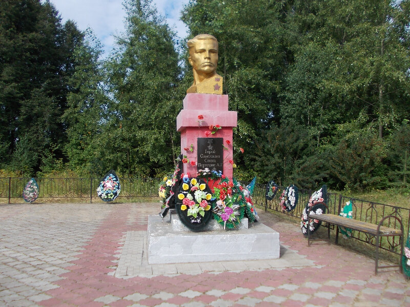 Anıt, heykel Герою Советского Союза А.Г. Первухину, Tümen (Tiumenskaya) oblastı, foto