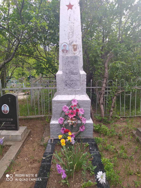 Anıt, heykel Братская могила партизан, Kırım Cumhuriyeti, foto