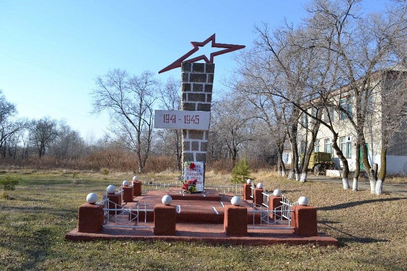 Anıt, heykel В честь воинов-односельчан, погибших в годы Великой Отечественной войны, Yahudi Özerk Bölgesi, foto