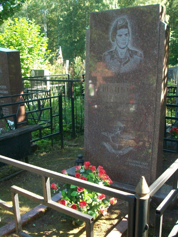Ünlü kişilerin mezarları Рядовой Андрей Михайлович Шайков, Dolgoprudny, foto
