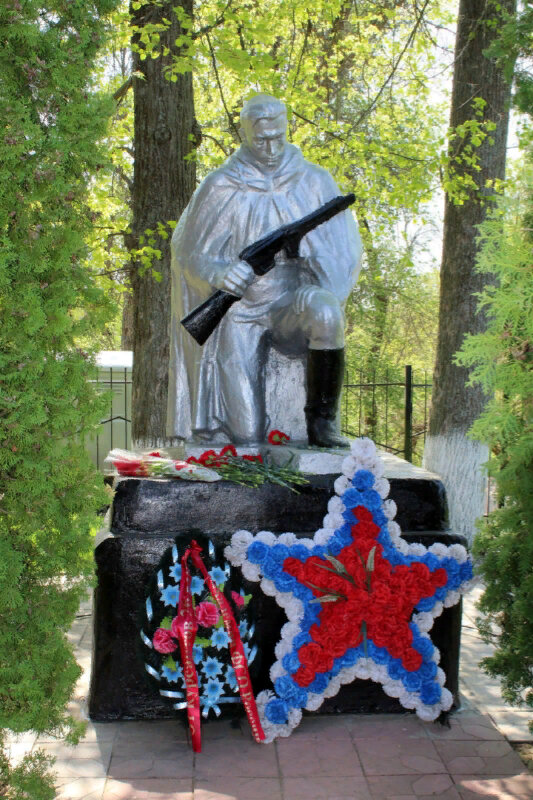 Anıt, heykel Братская могила советских воинов, погибших в 1943 г., Orlovskaya oblastı, foto