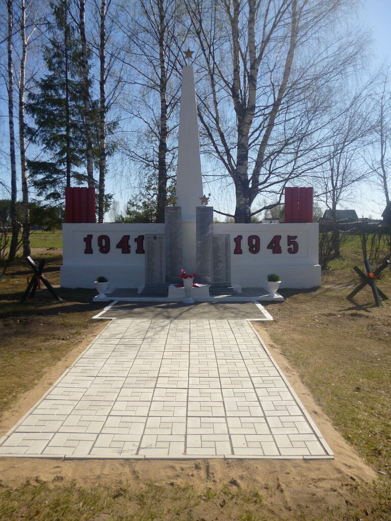 Anıt, heykel Памятник-обелиск погибшим воинам, Kostromskaya oblastı, foto