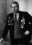 В этом доме с 1965 по 2004 годы жил Пётр Васильевич Будеркин, почетный гражданин Омской области и города Омска (ploshchad Dzerzhinskogo No:1), anıt levhası, anıt taş  Omsk'tan