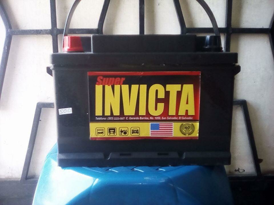 Otomobil yedek parçaları Baterías Súper Invicta, San Salvador, foto