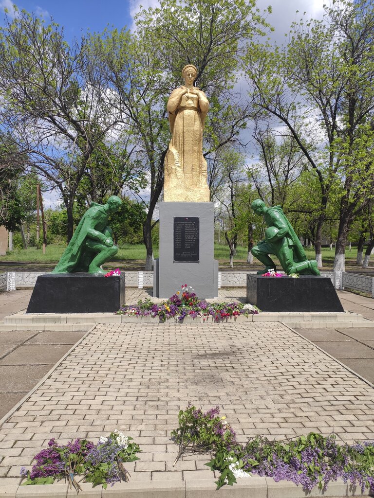 Anıt, heykel Братская могила, Torez, foto