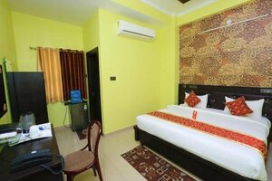 Oyo 8680 Hotel Vaishnavi Inn (State of Uttar Pradesh, Lucknow, Red Line, Badshah Nagar metro station), otel  Lakhnau'dan
