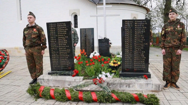 Anıt, heykel Братская могила, Moskova ve Moskovskaya oblastı, foto
