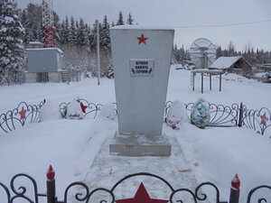 Памятник Победы (Khanty-Mansi Autonomous Area, Oktyabrskiy rayon, selskoye poseleniye Karymkary, posyolok Gornorechensk, Rechnaya ulitsa), anıt, heykel  Hantı‑Mansi Özerk Okrugu'ndan