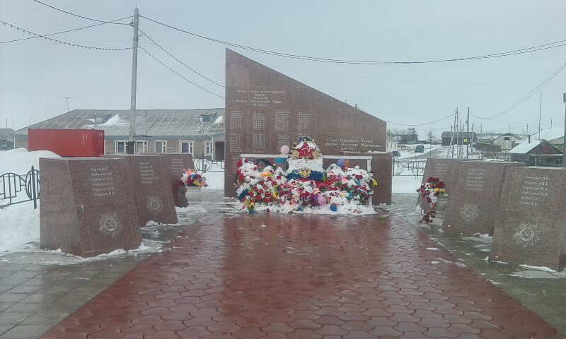 Anıt, heykel Памятный обелиск погибшим воинам в Великой Отечественной войне, Yamal‑Nenets Özerk Bölgesi, foto