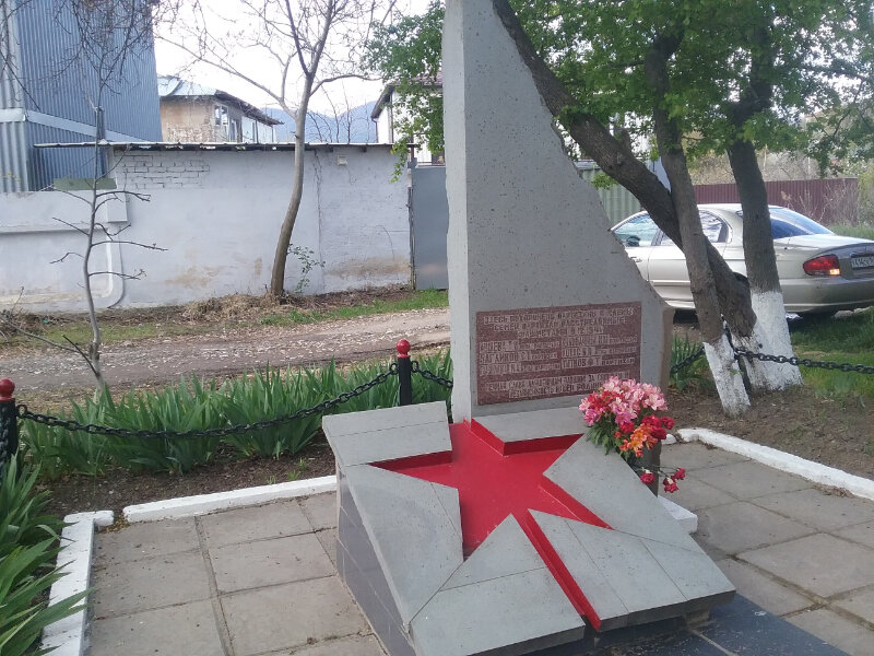 Anıt, heykel Братская могила советских партизан и членов их семей, Kırım Cumhuriyeti, foto