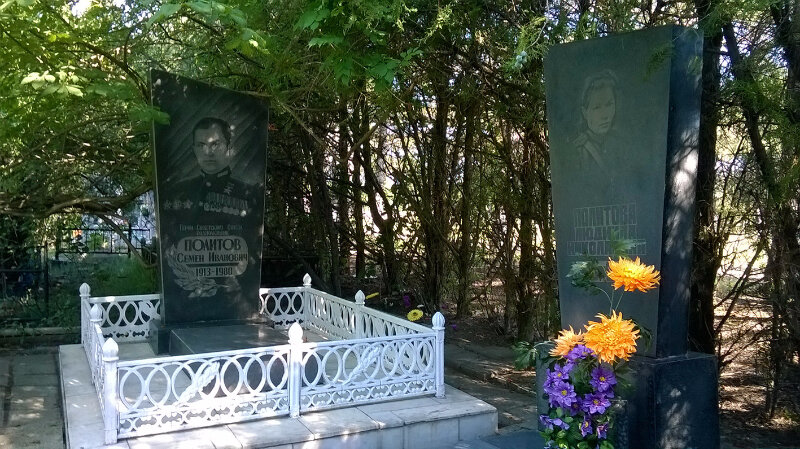 Ünlü kişilerin mezarları Герой Советского Союза С.И. Политов, Feodosya (Kefe), foto