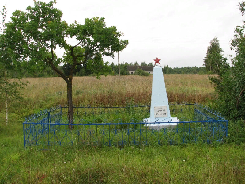 Anıt, heykel Братская могила, Pskovskaya oblastı, foto