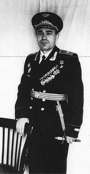 Anıt levhası, anıt taş Герою Советского Союза Логинову Аркадию Петровичу, Glazov, foto