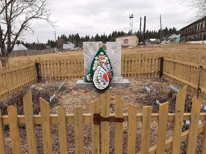 Anıt, heykel Стела, посвященная участникам Великой Отечественной войны, Permski krayı, foto