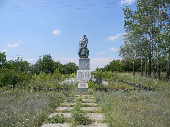 Anıt, heykel Братская могила воинов, Harkivska oblastı, foto