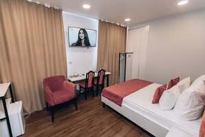 Red Fox (Komsomolsky Avenue No:104Г), otel  Barnaul'dan