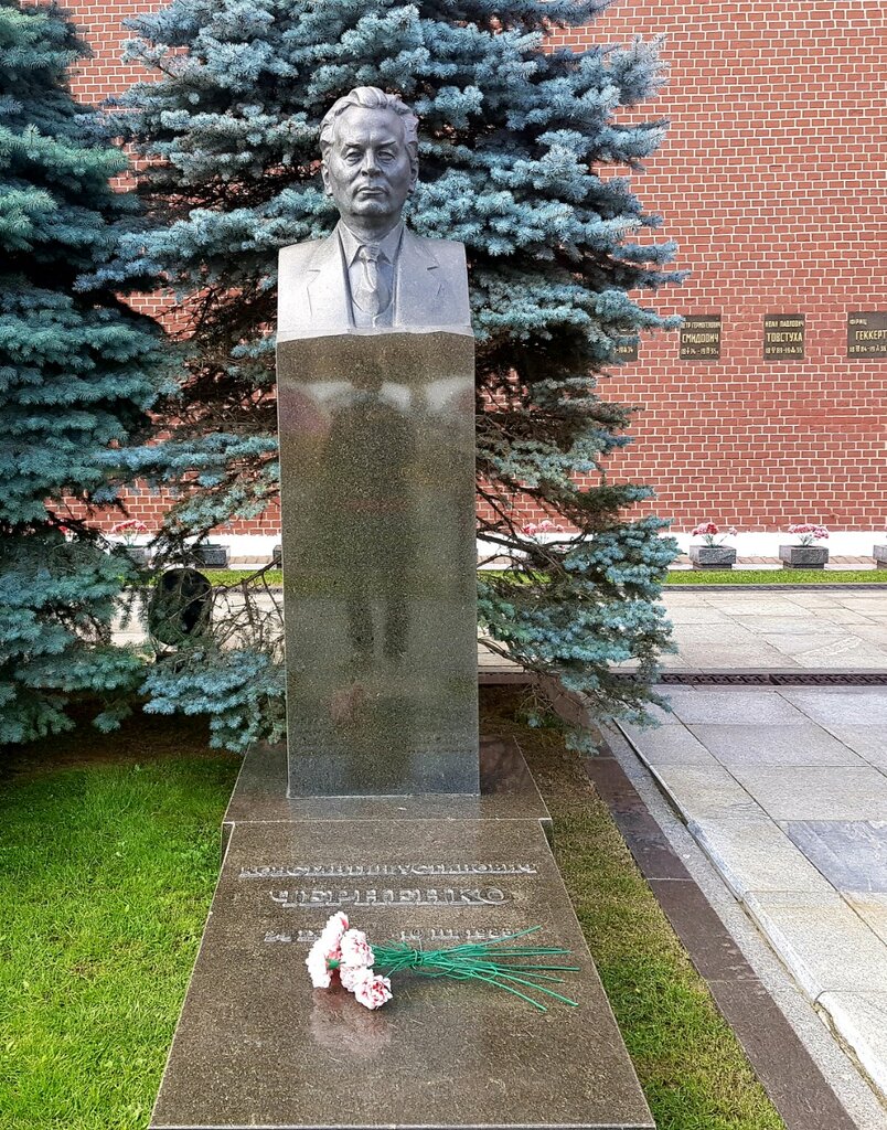Ünlü kişilerin mezarları Konstantin Ustinovich Chernenko, Moskova, foto