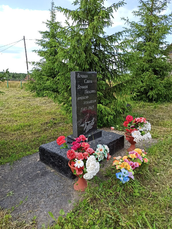 Anıt, heykel Памятная плита воинам-землякам 1941-1945 гг., Vologodskaya oblastı, foto