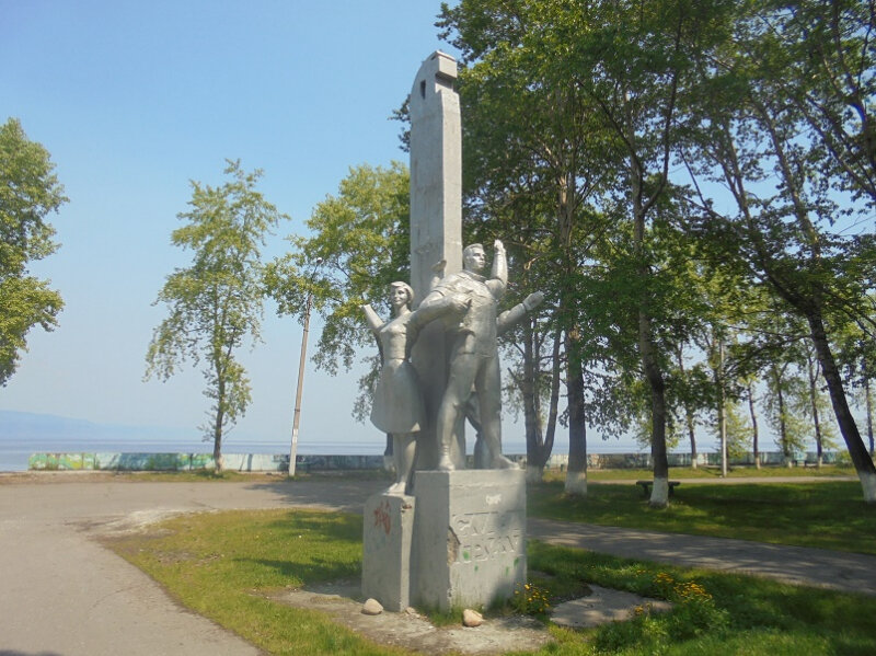 Anıt, heykel Монумент на берегу Байкала Слава труду, Sljudyanka, foto