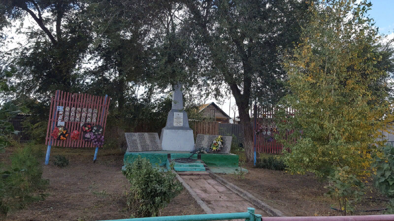 Anıt, heykel Мемориал воевавшим в Великой Отечественной войне односельчанам, Astrahanskaya oblastı, foto