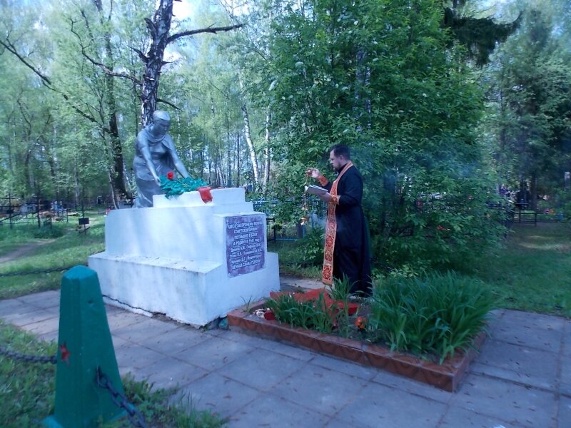 Anıt, heykel Братская могила советских военнослужащих, погибших в Великой Отечественной войне, Kalujskaya oblastı, foto