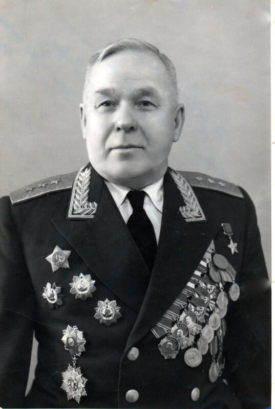 Anıt levhası, anıt taş Героя Советского союза Хренова Аркадия Федоровича, Oçer, foto