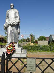 Братская могила (Kaluga Region, Zhukovskiy District, selskoye poseleniye Trostye, derevnya Trostye), anıt, heykel  Kalujskaya oblastından