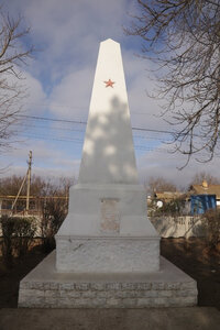 Памятный знак в честь воинов-односельчан, погибших в годы Великой Отечественной войны (Autonomous Republic of Crimea, Krasnogvardeyskiy rayon, Petrovskiy selskiy sovet, selo Novoestoniya), anıt, heykel  Kırım Cumhuriyeti'nden