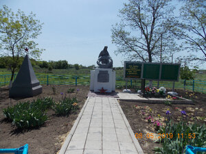 Братская могила (Rostov Region, Martynovskiy rayon, Maloorlovskoye selskoye poseleniye, khutor Denisov), anıt, heykel  Rostovskaya oblastından