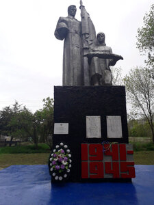 Воинам-односельчанам, погибшим в годы Великой Отечественной войны (Krasnodar Territory, Kalininskiy rayon, Kuybyshevskoye selskoye poseleniye, posyolok Rogachyovskiy), anıt, heykel  Krasnodarski krayından