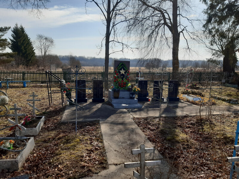 Anıt, heykel Братские могилы советских воинов, Novgorodskaya oblastı, foto