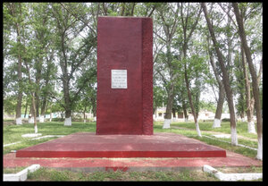 Воинам-землякам, погибшим в годы Великой Отечественной войны (Republic of Daghestan, Kizlyarskiy rayon, selo Novy Biryuzyak, Sovetskaya ulitsa), anıt, heykel  Dağıstan'dan