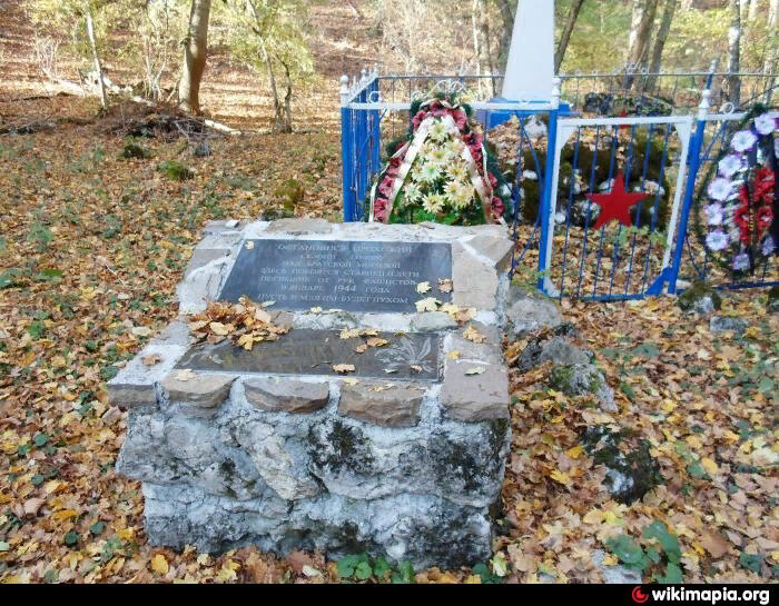Anıt, heykel Братская могила партизан, Kırım Cumhuriyeti, foto