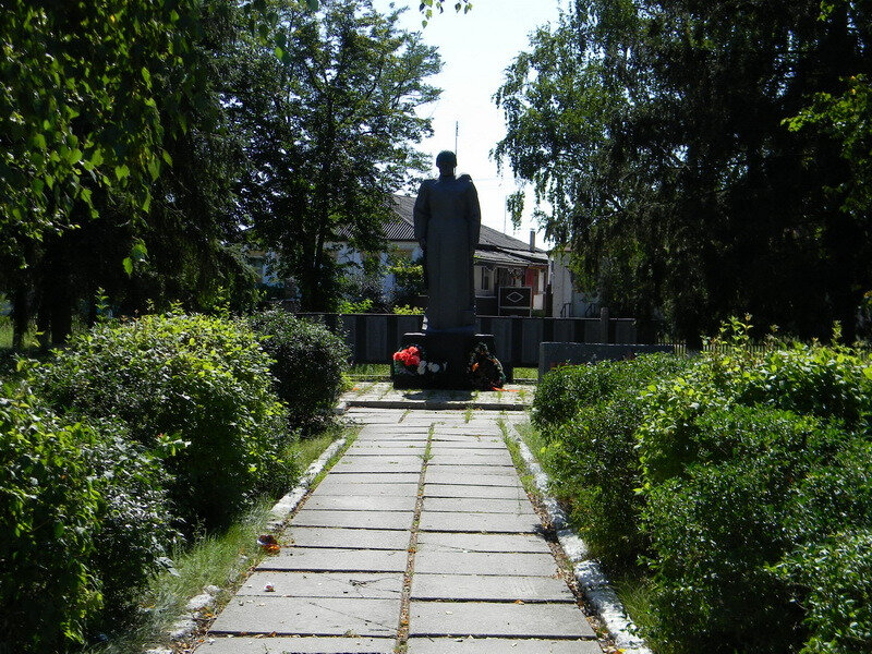 Anıt, heykel Братская могила воинов, Harkivska oblastı, foto