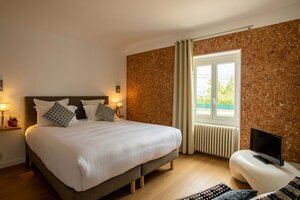 Hôtel Restaurant Gastronomique La Huchette (Auvergne-Rhône-Alpes, Ain, Arrondissement de Bourg-en-Bresse, Replonges, Route de Bourg), otel