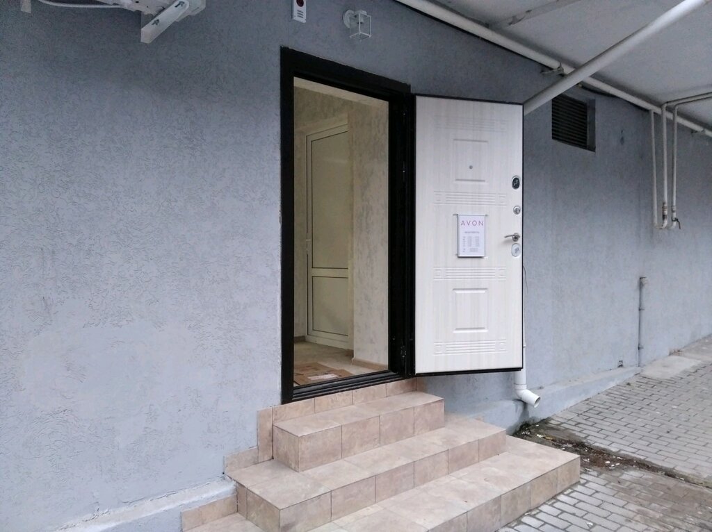 Kozmetik ürünleri ve parfümeri dağıtıcıları Avon, Sevastopol, foto