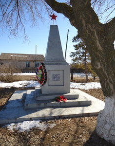 Воинам, павшим в годы Великой Отечественной войны (Orenburg Region, Tashlinskiy rayon, selo Ranneye, ulitsa Mira), anıt, heykel  Orenburgskaya oblastından