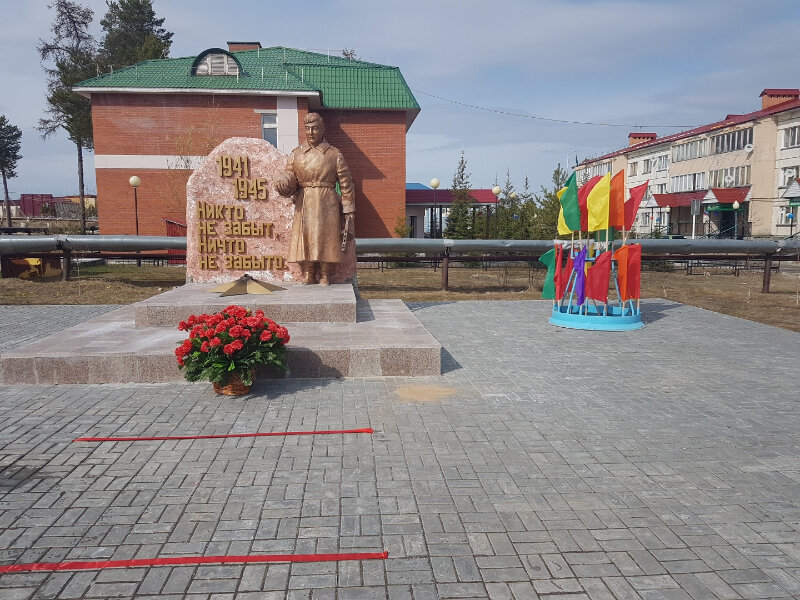 Anıt, heykel Советским воинам-освободителям Никто не забыт, ничто не забыто, Hantı‑Mansi Özerk Okrugu, foto