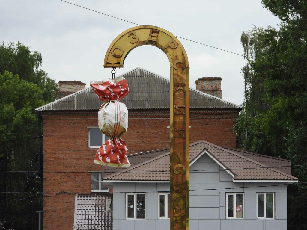 Park, sokak heykeli Конфета Коровка, Oziory, foto