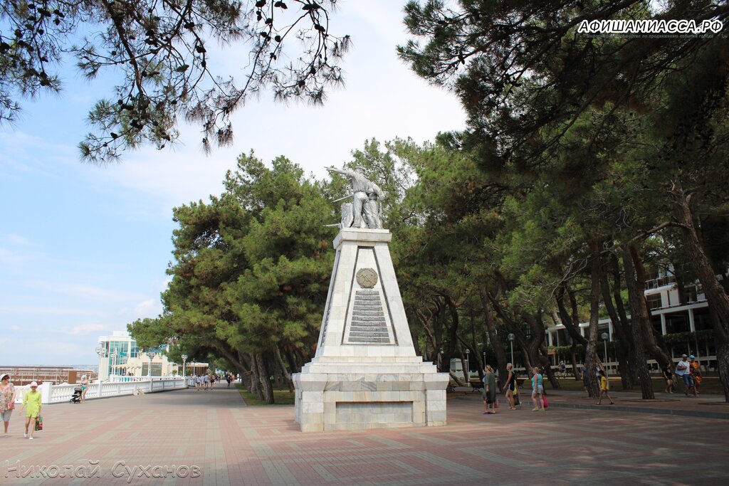 Anıt, heykel To the fighters of the revolution, Gelencik, foto