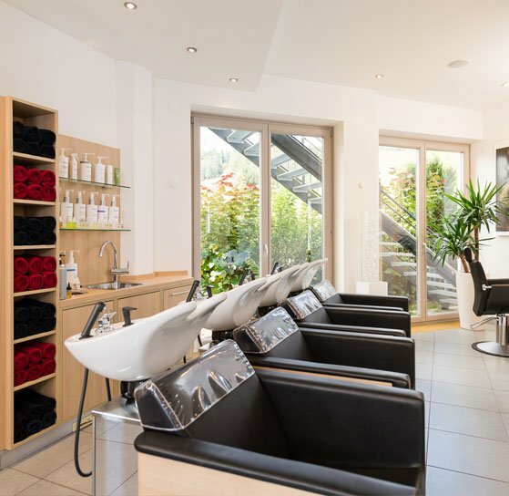 Kuaförler Schnittgenau Friseure - Manuela Deutinger, Dünya, foto