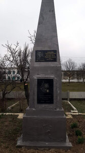 Братское воинское захоронение (Autonomous Republic of Crimea, Leninskiy rayon, selo Kirovo, Shkolnaya ulitsa), anıt, heykel  Kırım Cumhuriyeti'nden