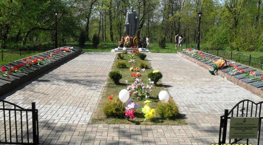 Anıt, heykel Братская могила советских воинов, погибших в ноябре 1944 г., Kaliningradskaya oblastı, foto