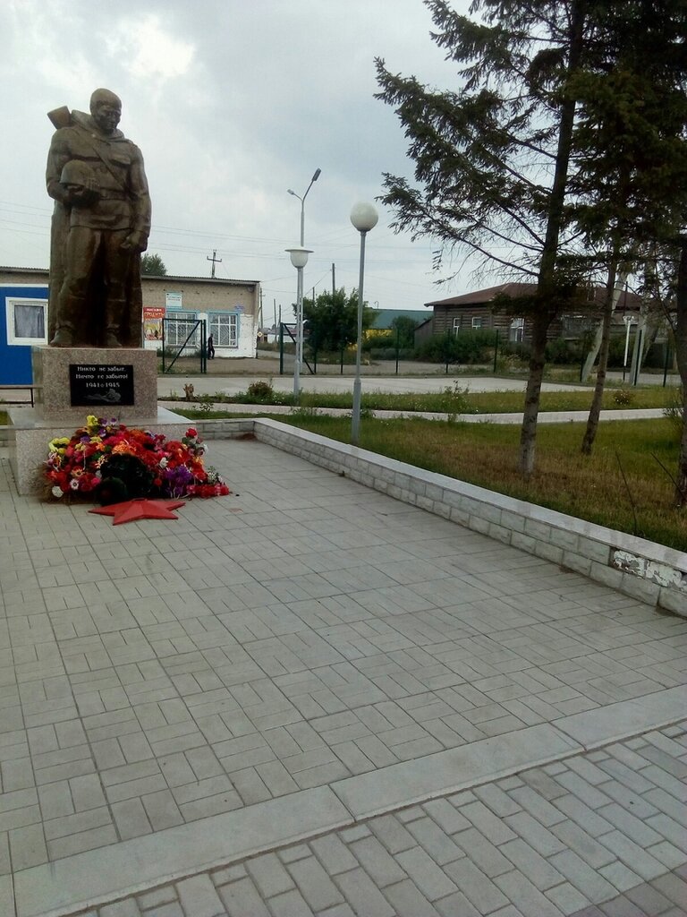 Anıt, heykel Монумент в честь 30-летия Победы в Великой Отечественной войне и в честь воинов, погибших в 1941-1945 гг, Novosibirskaya oblastı, foto