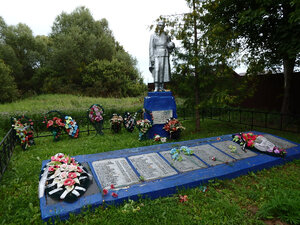 Воинское захоронение (Tver Region, Staritskiy munitsipalny okrug, derevnya Guryevo), anıt, heykel  Tverskaya oblastından